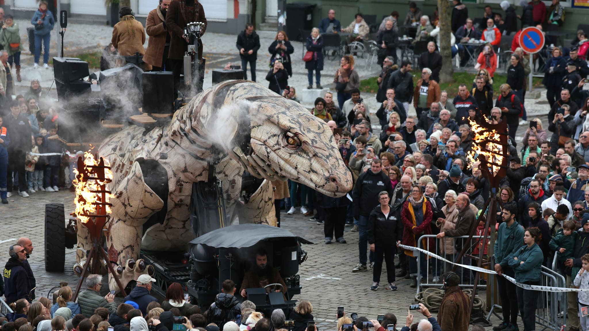Calais: le Varan, une créature mécanique, rejoint le Dragon, un emblème ...