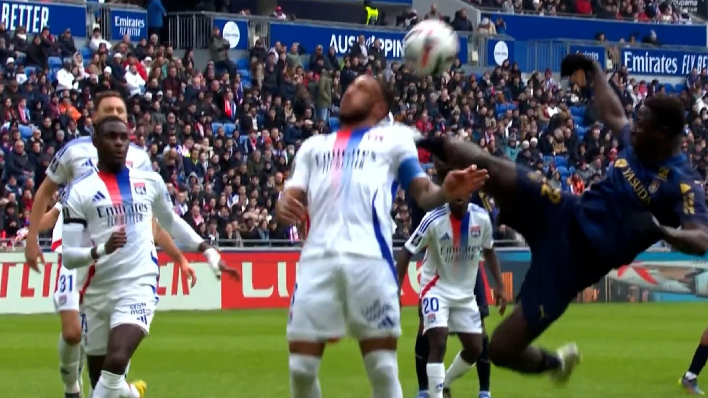 OL-Reims: la faute impressionnante de Diakité sur Tolisso, touché à la tête