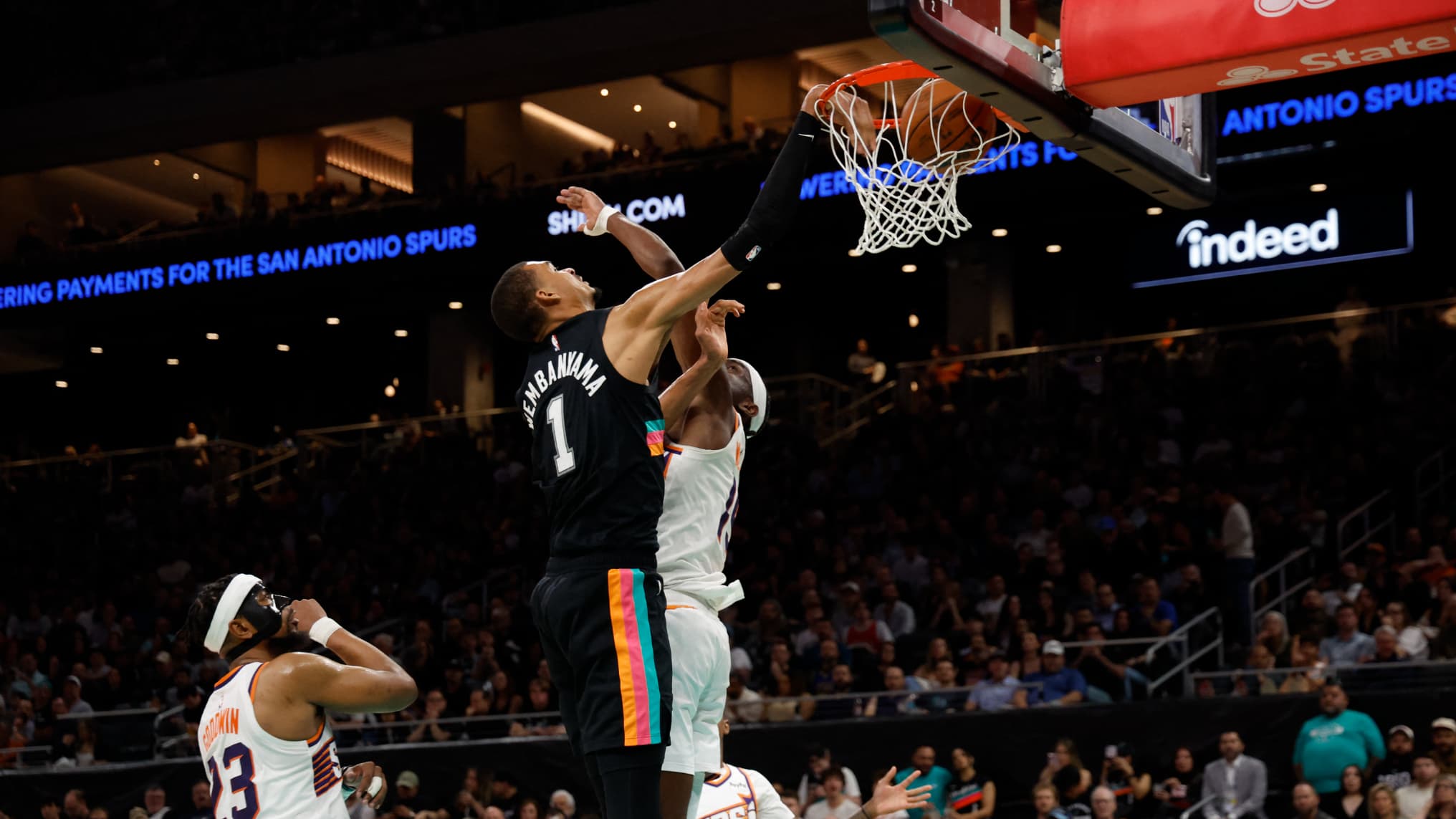 NBA: le poster de Wembanyama sur deux joueurs lors de la large victoire ...