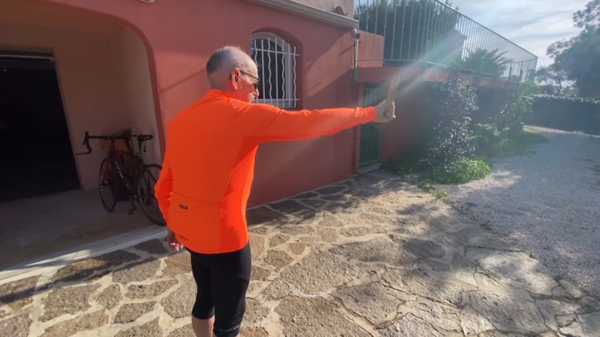 "J’essaye de me tenir en forme": à 80 ans, Jean-Pierre va porter la ...