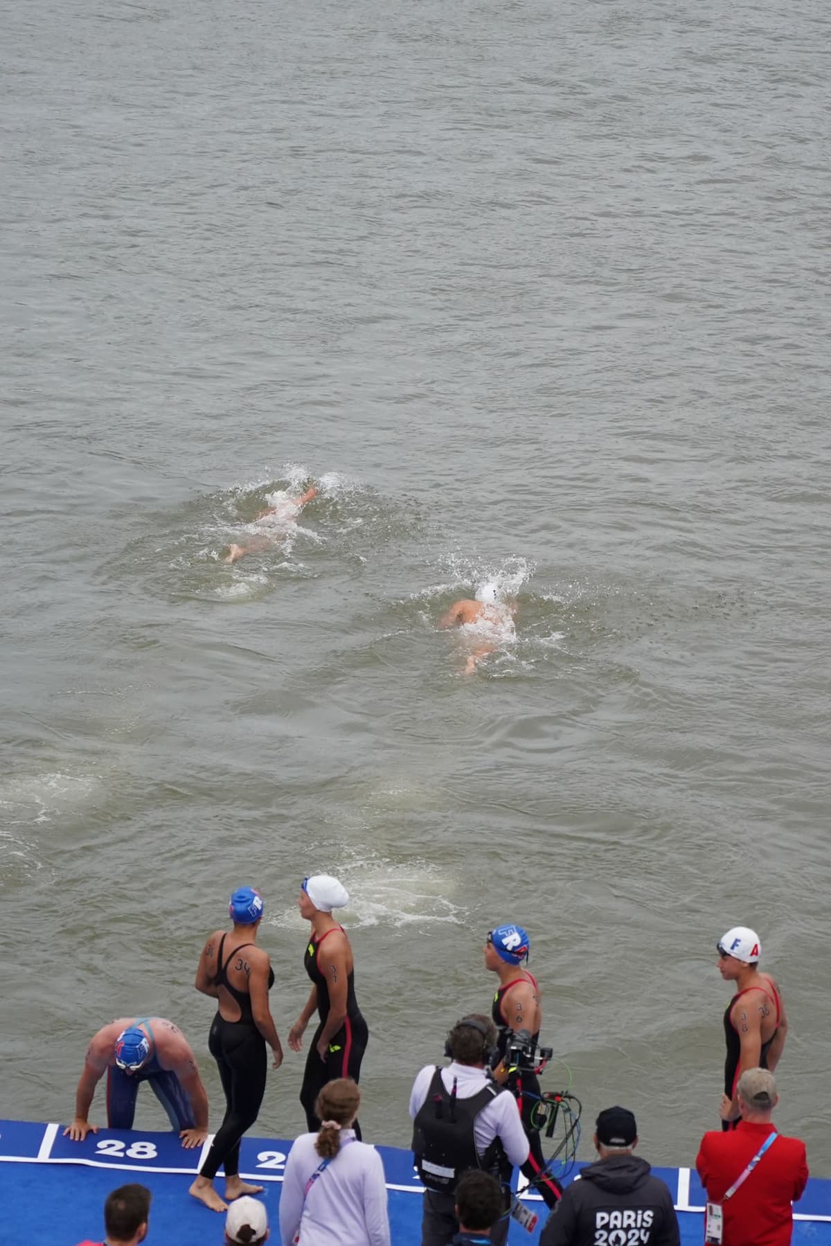 JO 2024: premier plongeon dans la Seine pour les nageurs d’eau libre, l'entraînement de ce ...