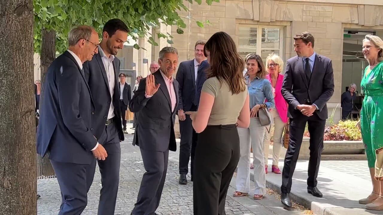 Nicolas Sarkozy arrive à l'Assemblée nationale pour un déjeuner avec ...