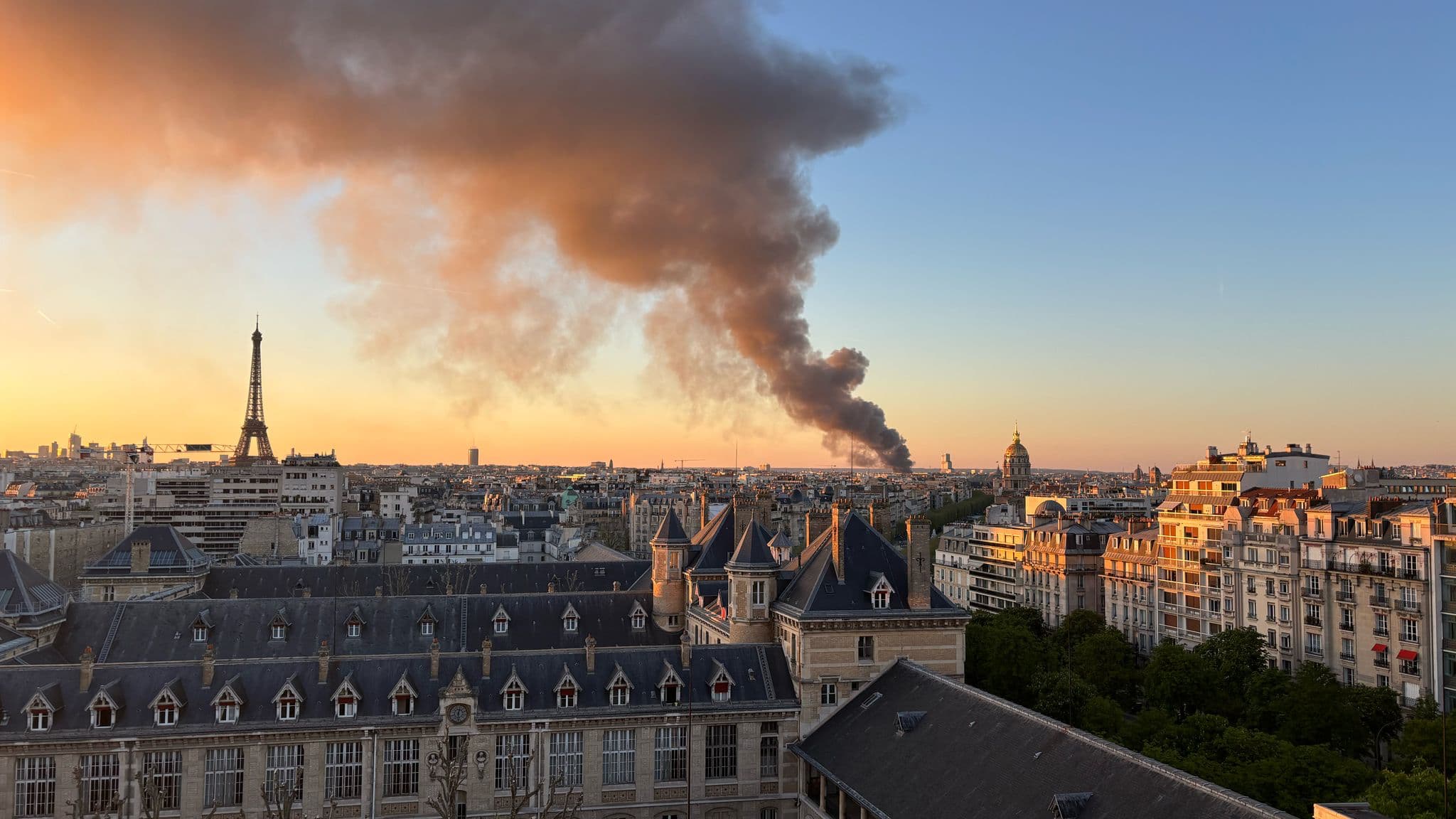 Paris Un Important Incendie Sévit Dans Un Centre De Tri Du 17e