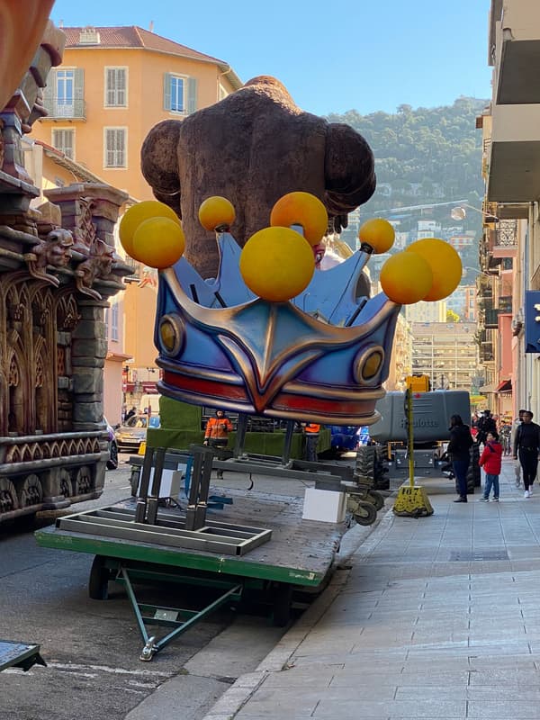 Nice: les premières images du roi du carnaval et du montage des chars