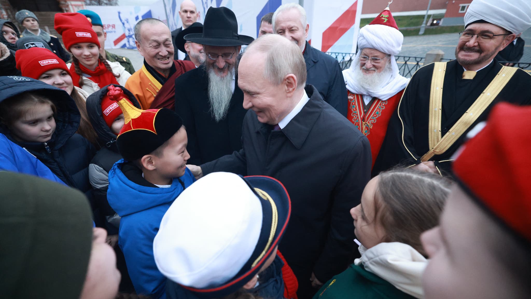 "Ils l'ont renvoyé au front": une petite fille interpelle Vladimir ...