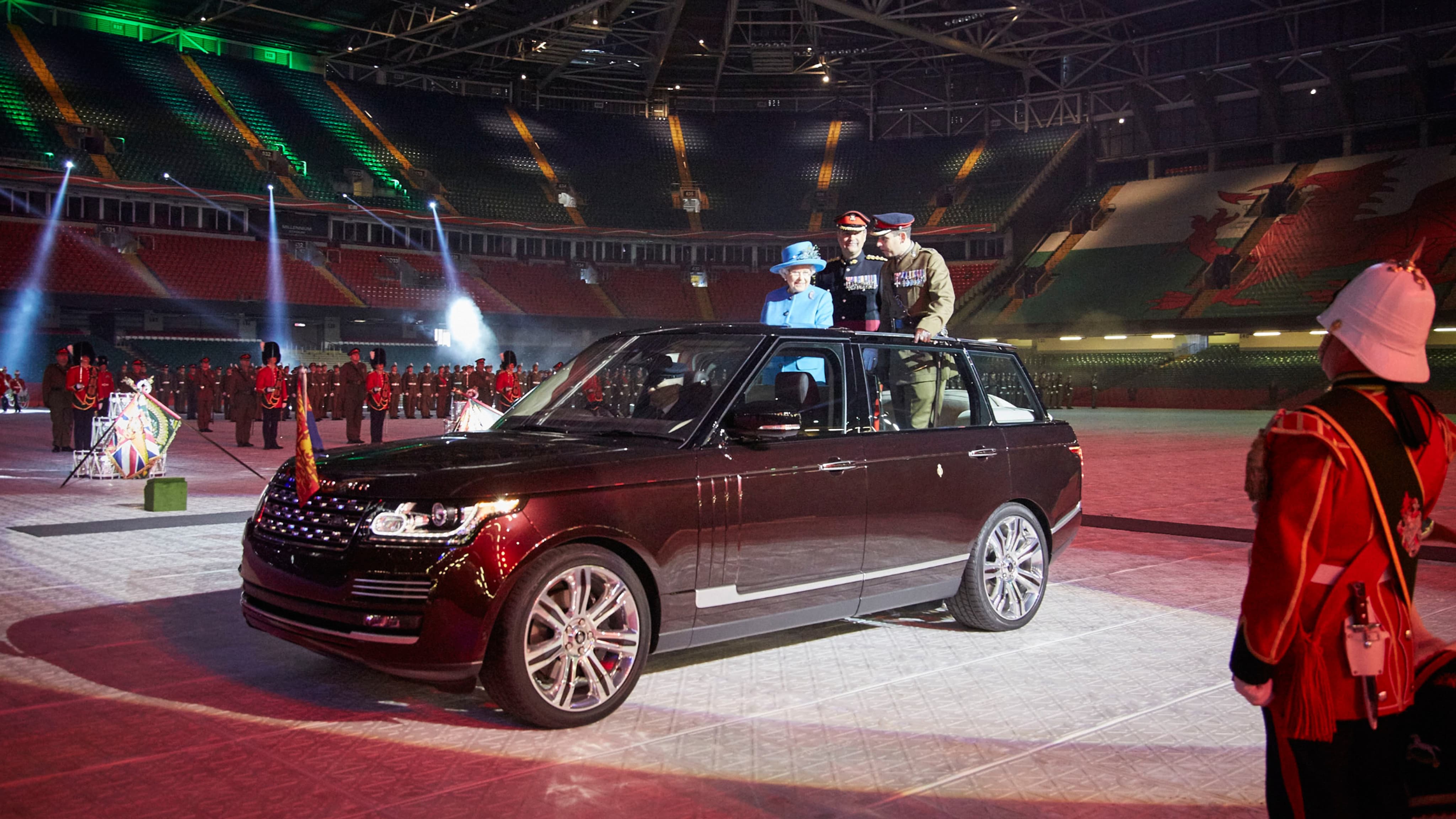 Elizabeth II: une Reine en Rolls-Royce, en Bentley, en Defender... et ...