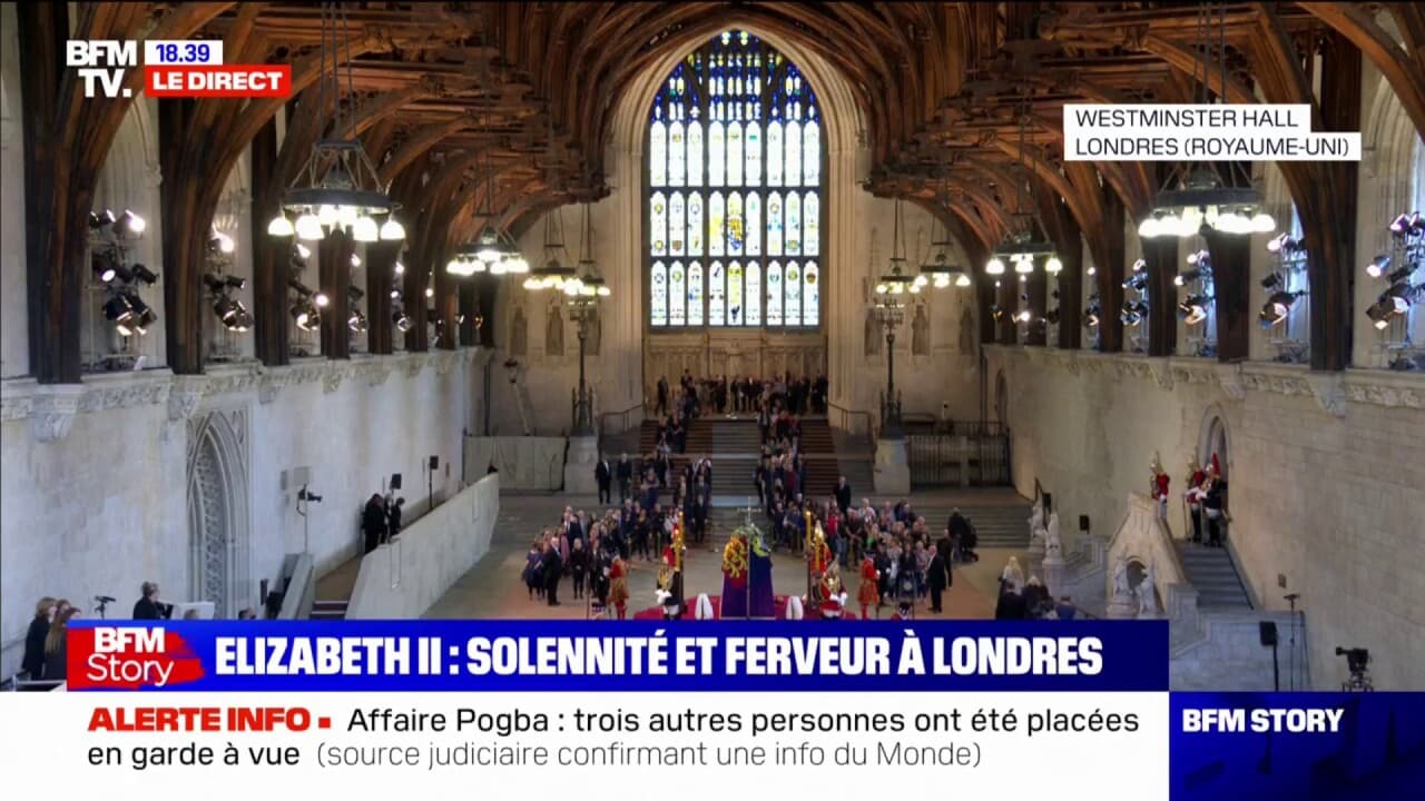 "Nous avons été submergées par l'émotion": Les premiers Britanniques qui se sont recueillis ...