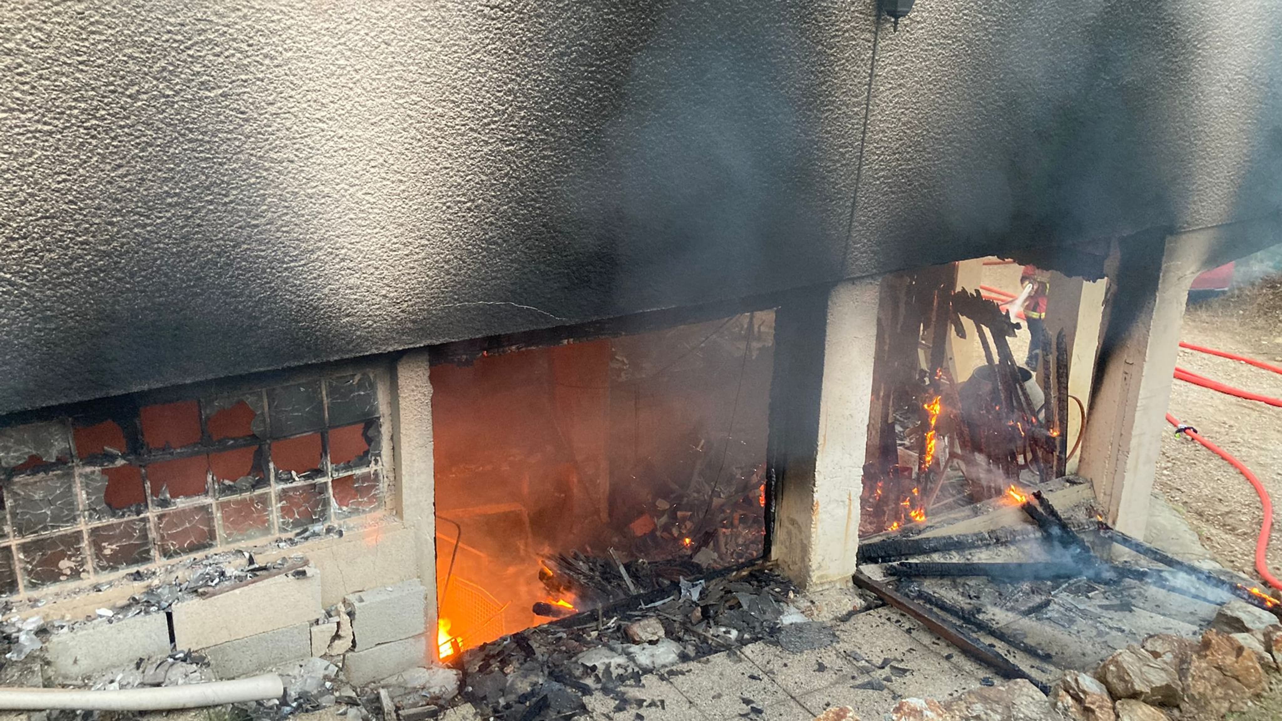 Var: un feu démarre dans un garage et se propage à une villa à La Seyne-sur-Mer