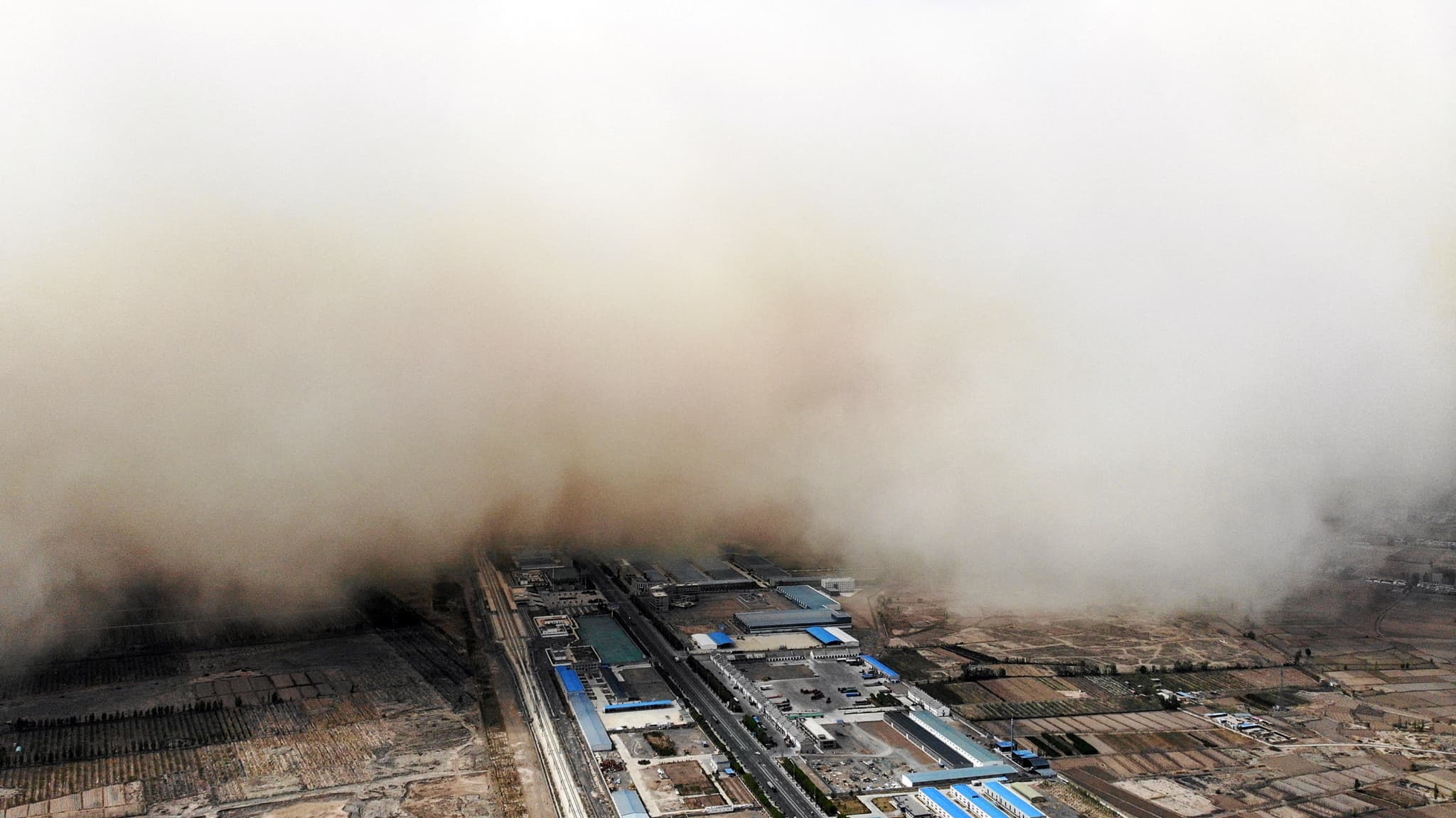 Chine: une immense tempête de sable "avale" une ville