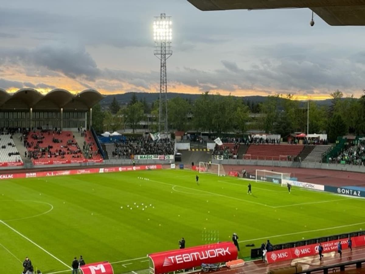 Annecy-ASSE: les images lunaires du parcage visiteurs, coupé en deux ...