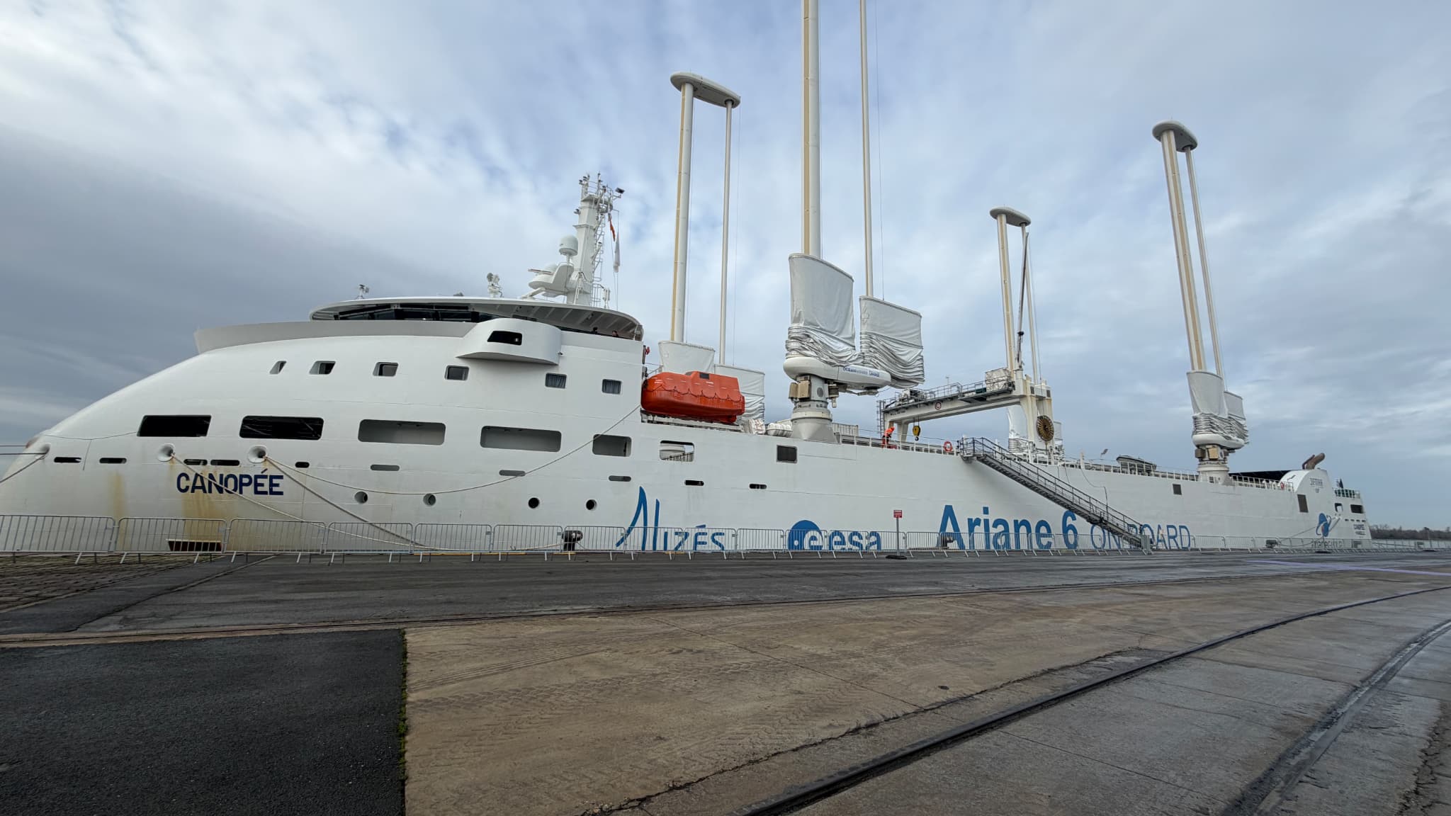 Sur le pont de Canopée, géant des mers, écoresponsable et high tech ...