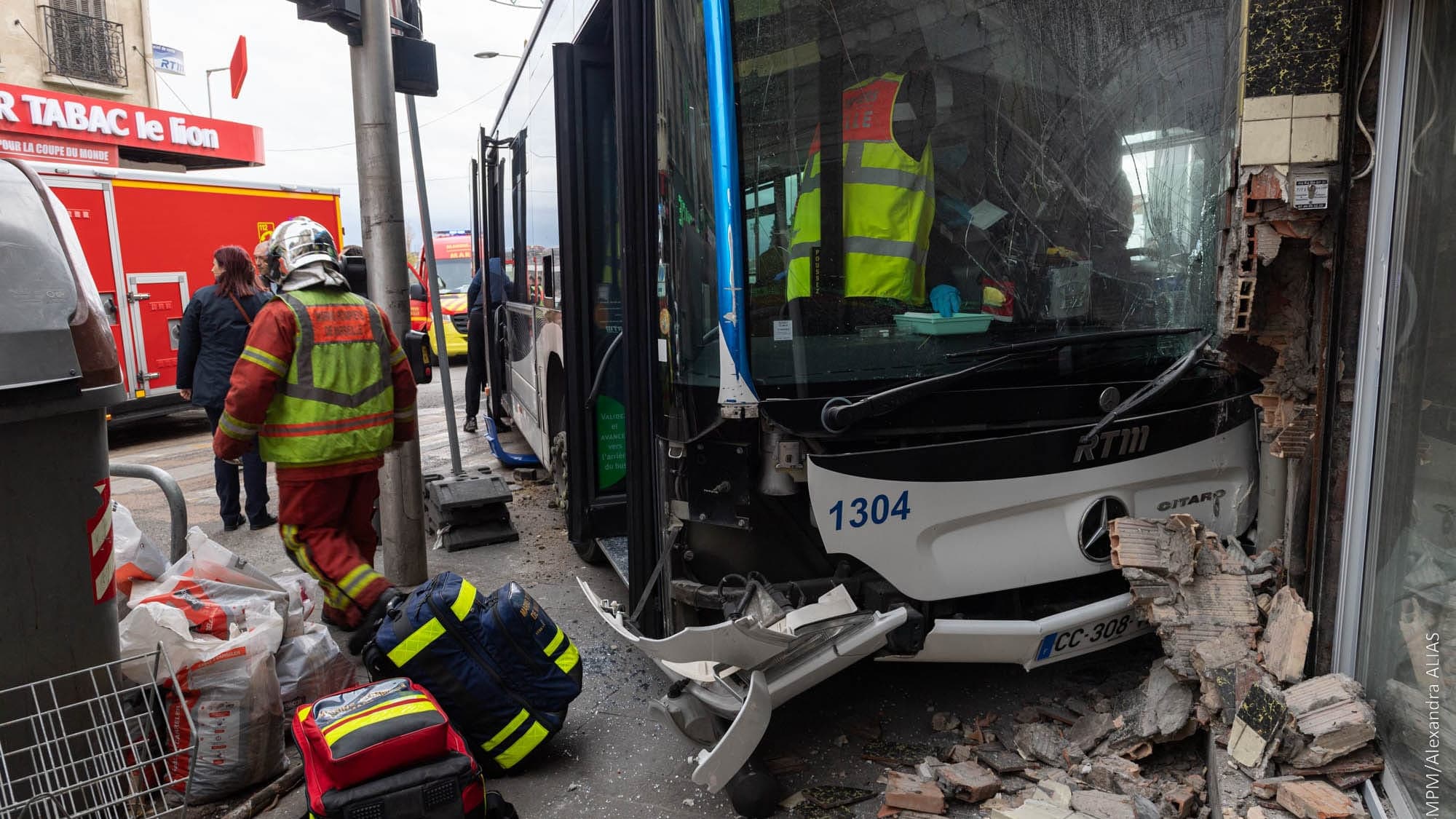 Marseille: un bus percute la vitrine d'un magasin, 15 blessés légers