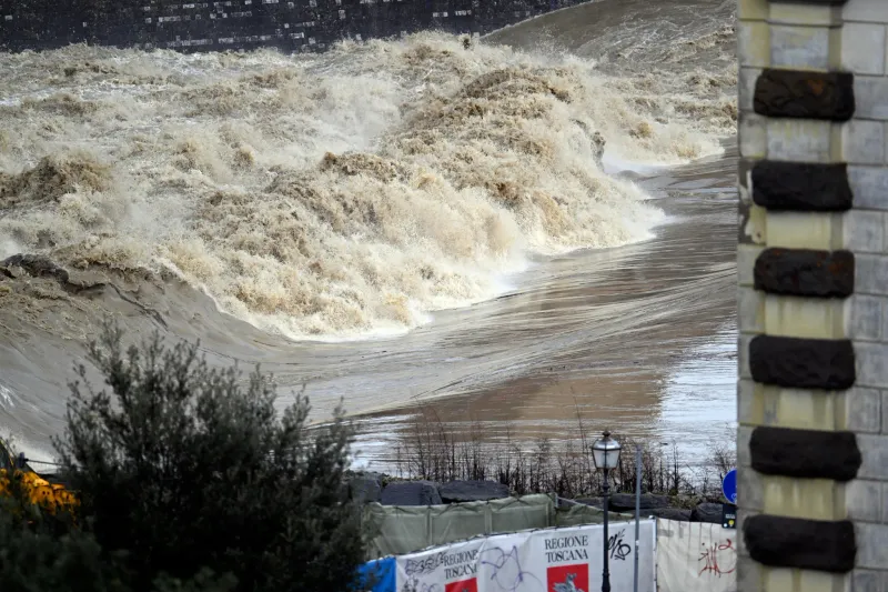 Italie: les images impressionnantes des inondations qui frappent la Toscane