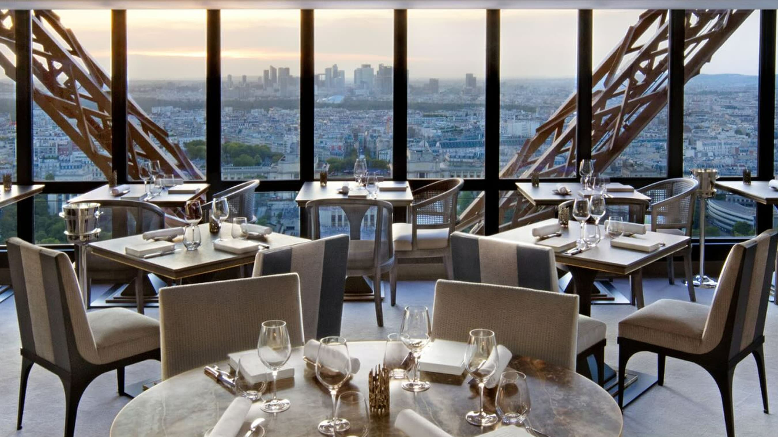 Zoom sur les trois restaurants gastronomiques du chef Frédéric Anton ...