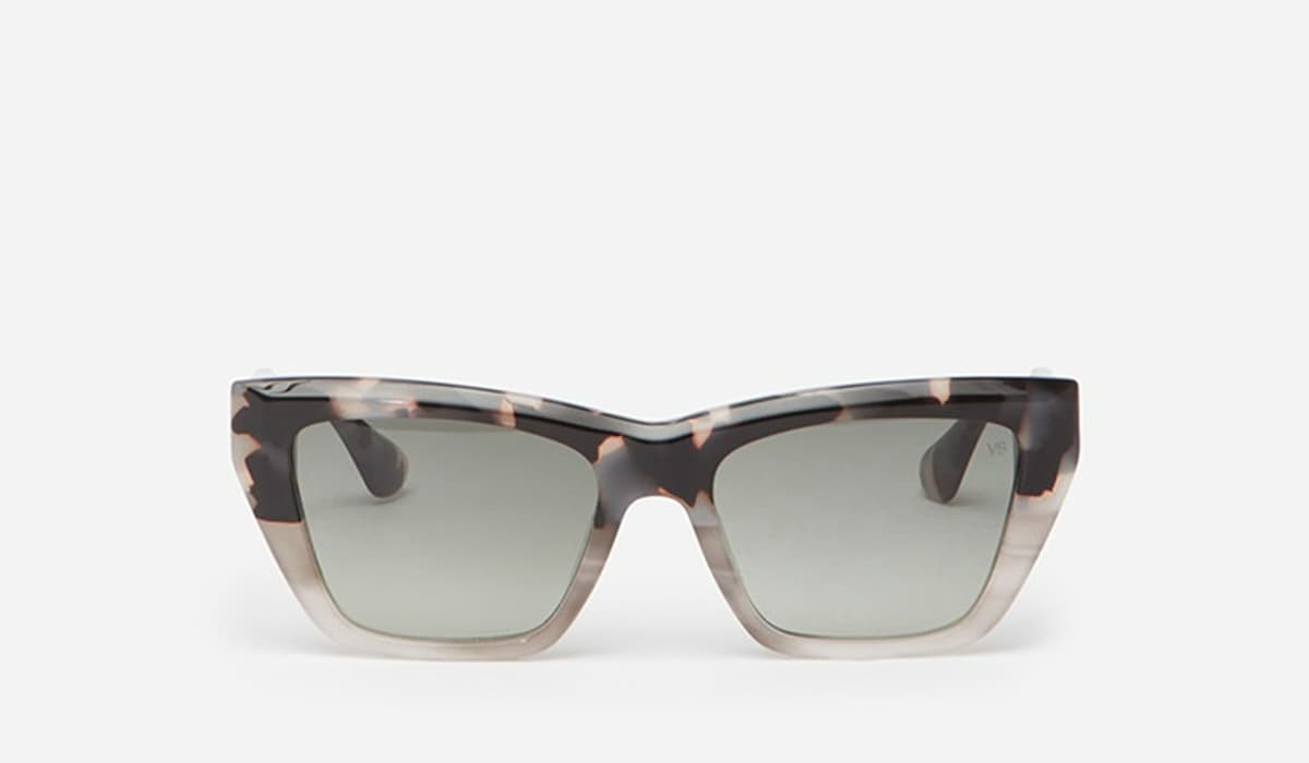 Rétro, précieuses ou sporty, voici huit lunettes de soleil pour adopter ...