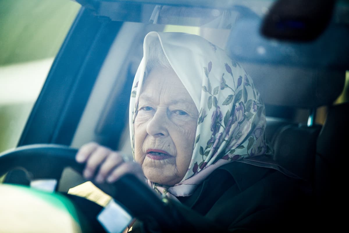 Elizabeth II: une Reine en Rolls-Royce, en Bentley, en Defender... et ...