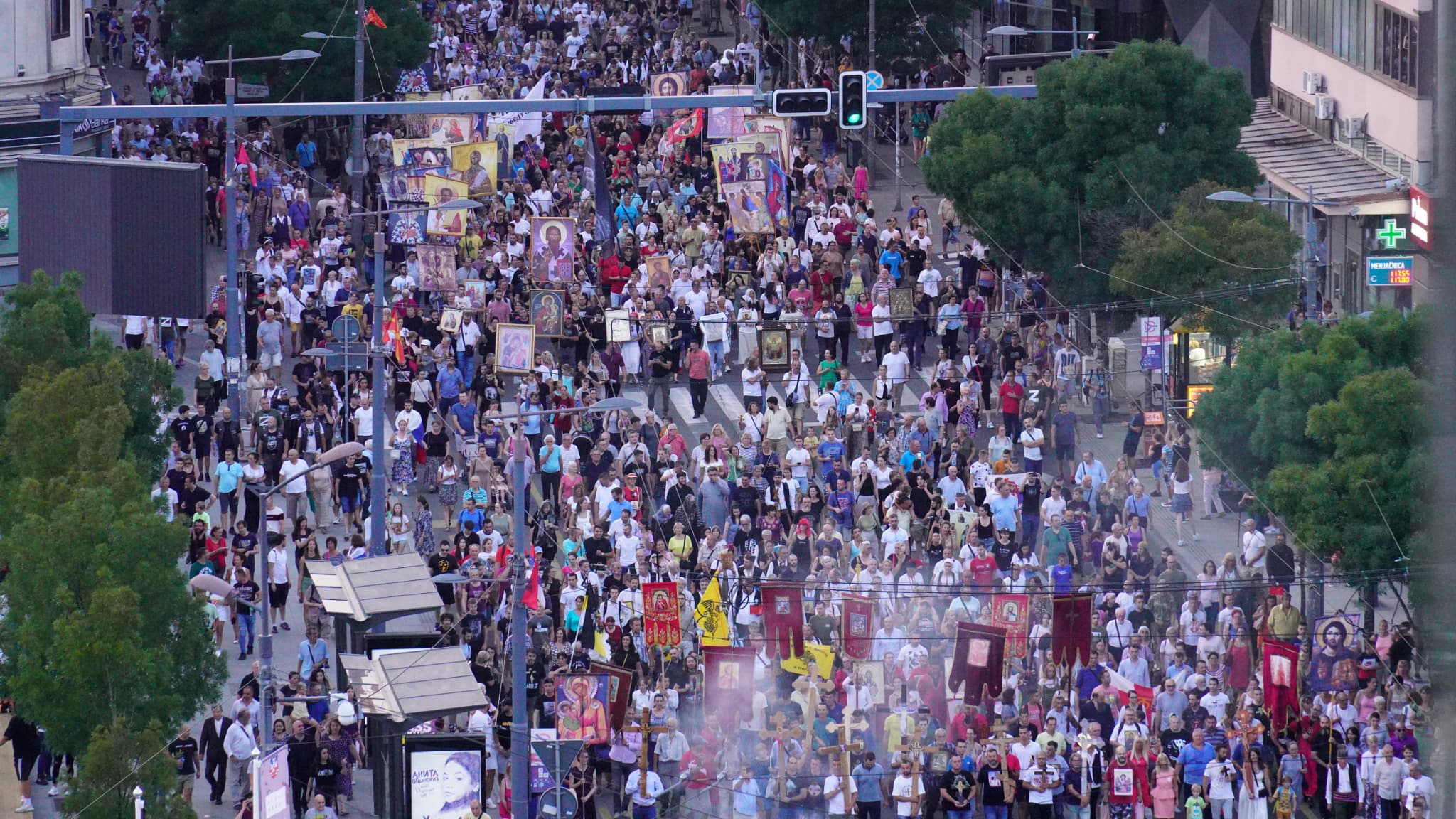 En Serbie, des milliers d'orthodoxes défilent contre l'Europride