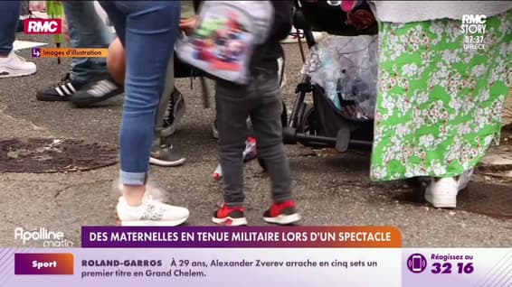Des élèves de maternelle en tenue militaire lors d'un spectacle à Montreuil