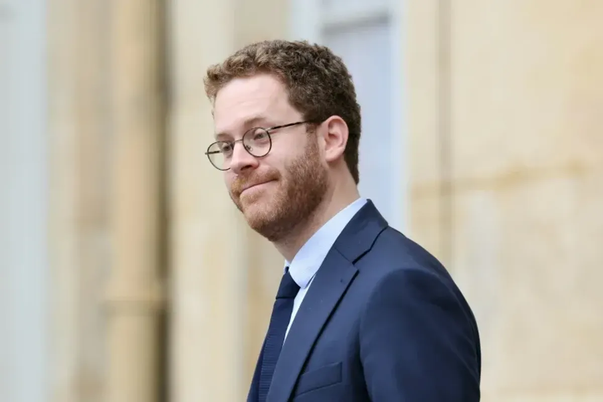 Il avait 24 ans lorsqu'il a suggéré à Macron de supprimer la taxe d ...