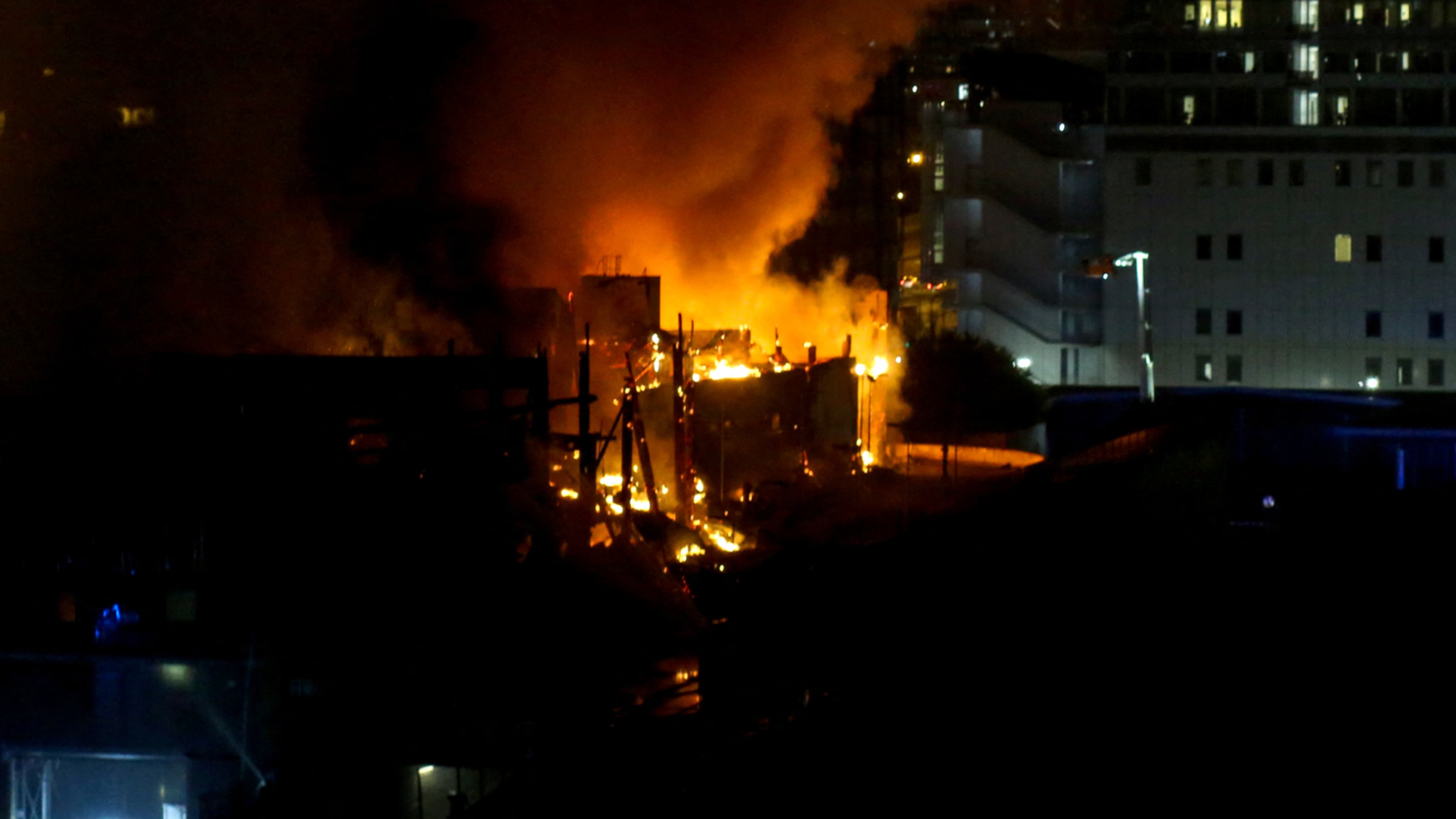 Un spectaculaire incendie ravage un centre de déchets dans le nord de Paris