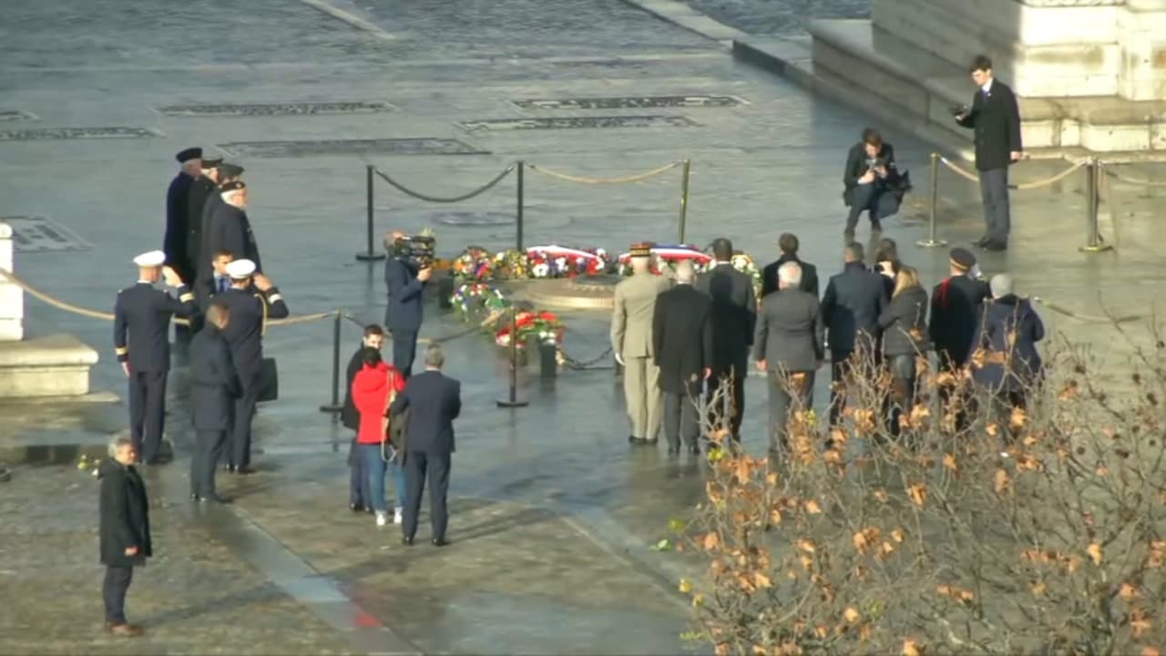 Emmanuel Macron se recueille devant la tombe du soldat inconnu, sous l ...