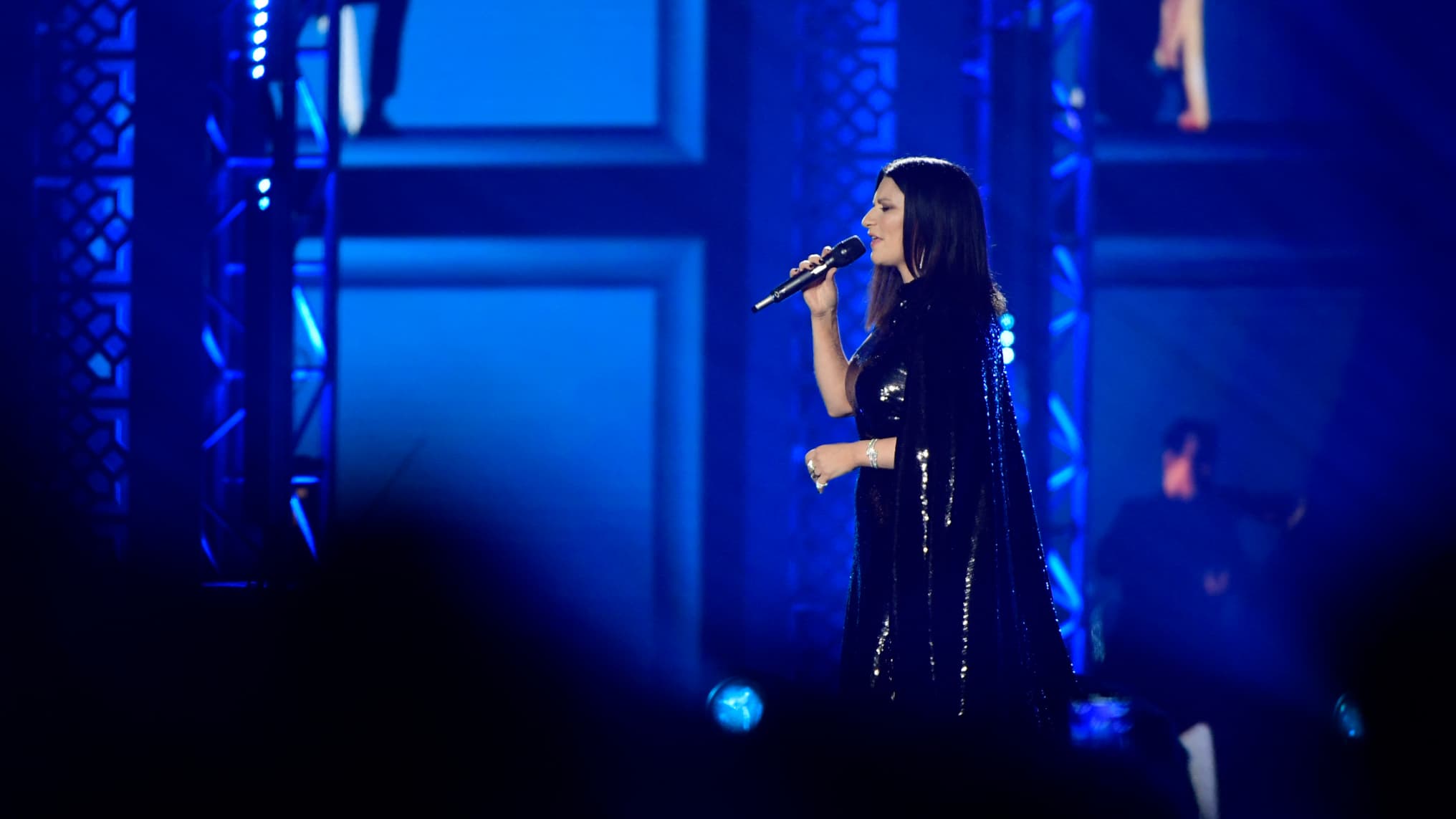 "Rien à voir avec notre tournée": Laura Pausini réagit après les tirs ...