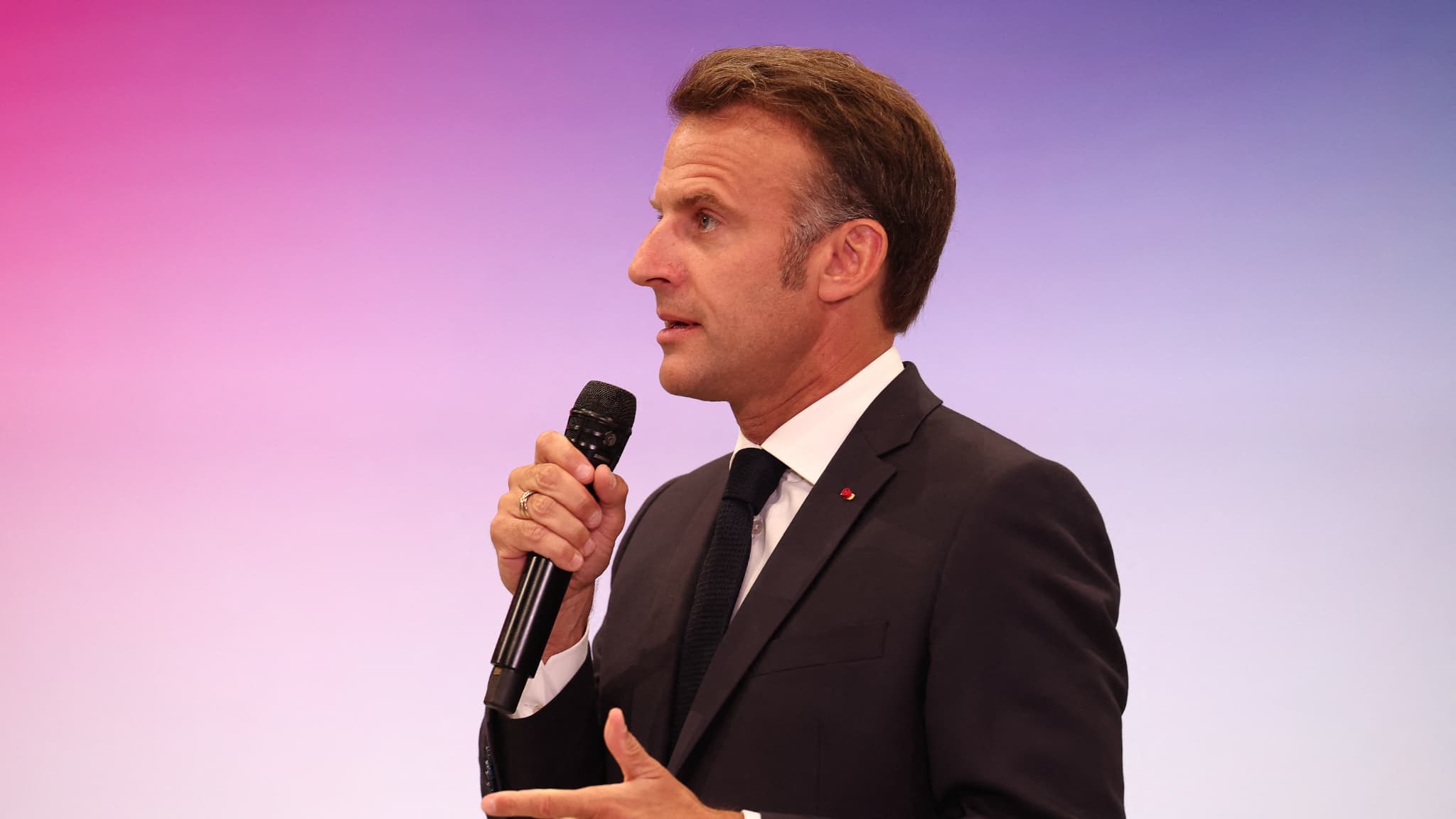 "C'est plus fort que lui": Emmanuel Macron distribue des claques et ...