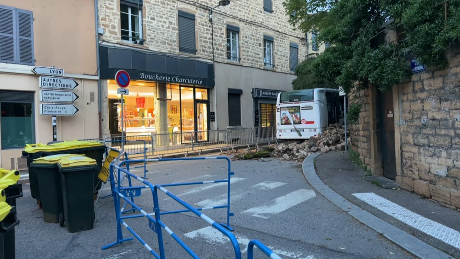 "Une situation assez compliquée": depuis dix jours, un bus paralyse ...