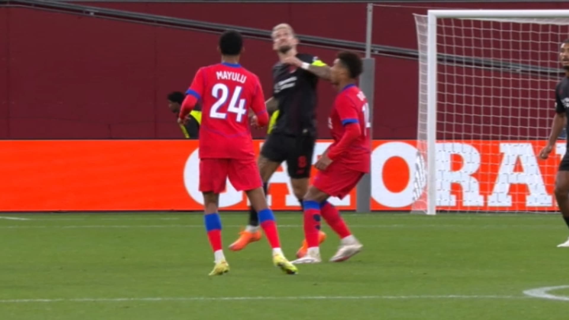 Un rouge qui ne fera pas débat: le très vilain geste d'Andrich sur Doué ...