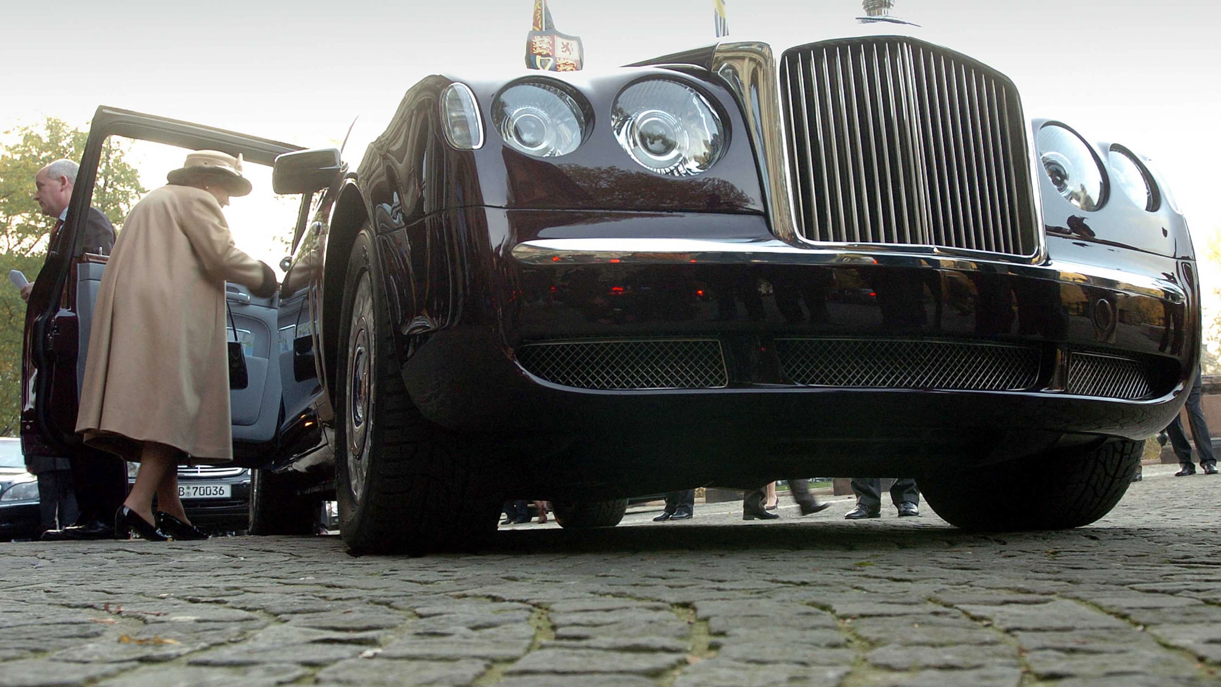 Elizabeth II: une Reine en Rolls-Royce, en Bentley, en Defender... et ...