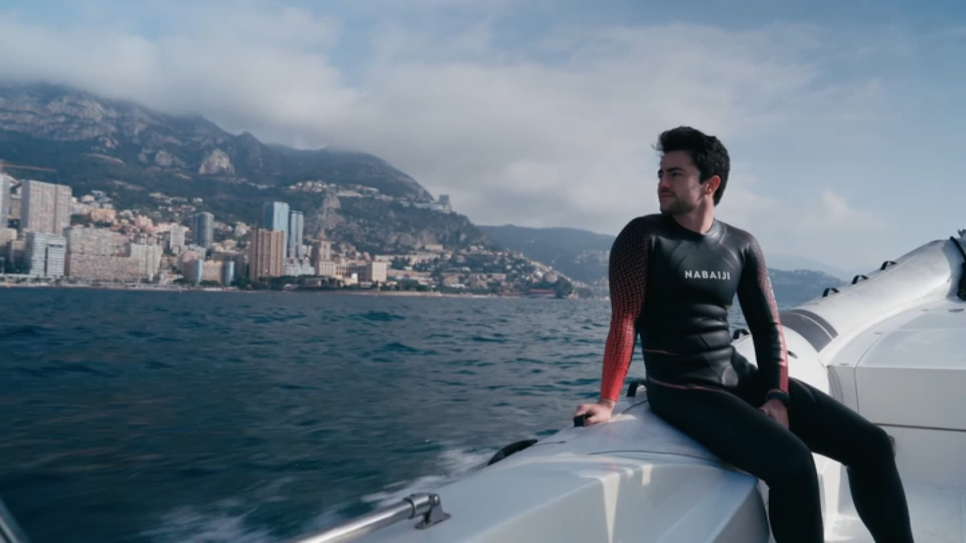 L'impressionnant défi du nageur suisse Noam Yaron, faire Calvi-Monaco à ...