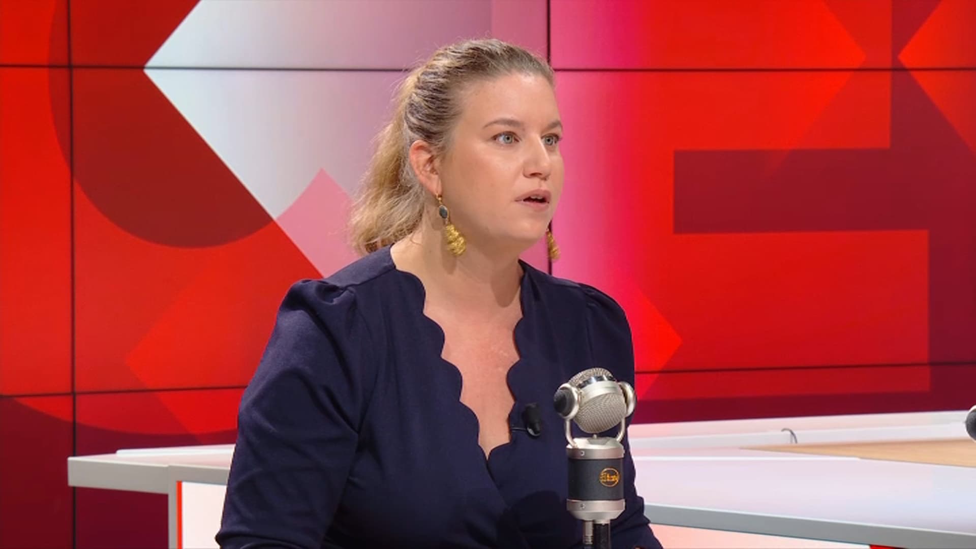 Sans-abri: Mathilde Panot, la cheffe des députés LFI, va passer une ...