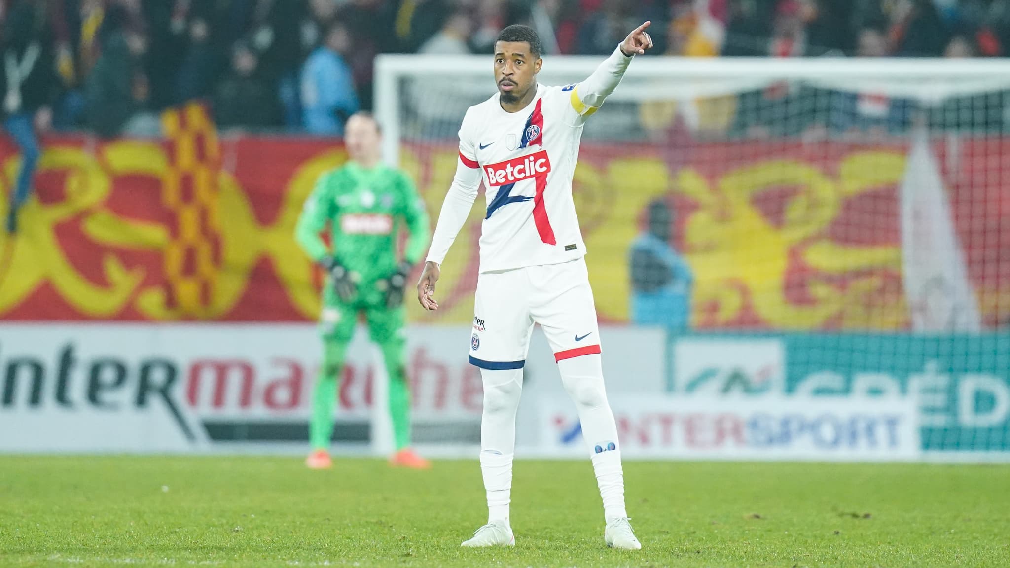 Une entrée, un brassard et un carton: 709 jours plus tard, Kimpembe a ...