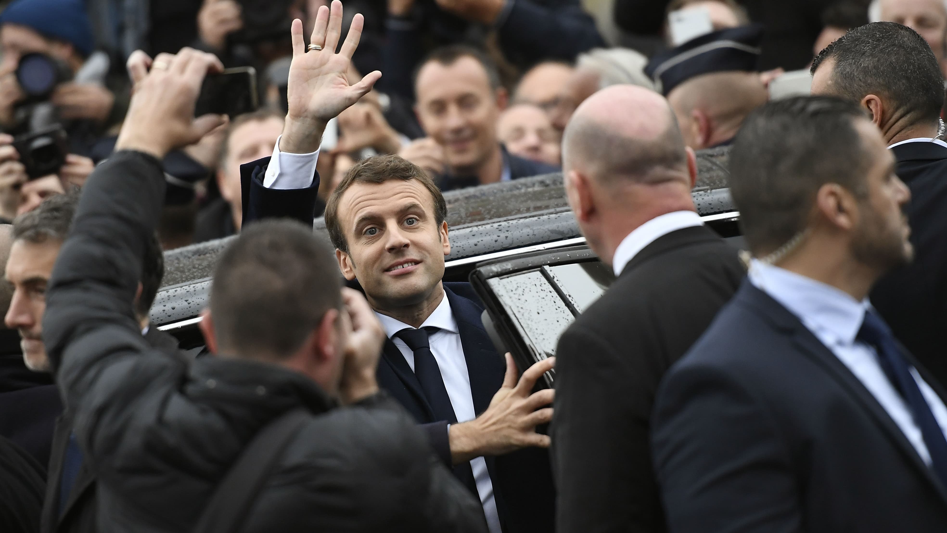 Emmanuel Macron reçu à l'Hôtel de ville de Paris dimanche