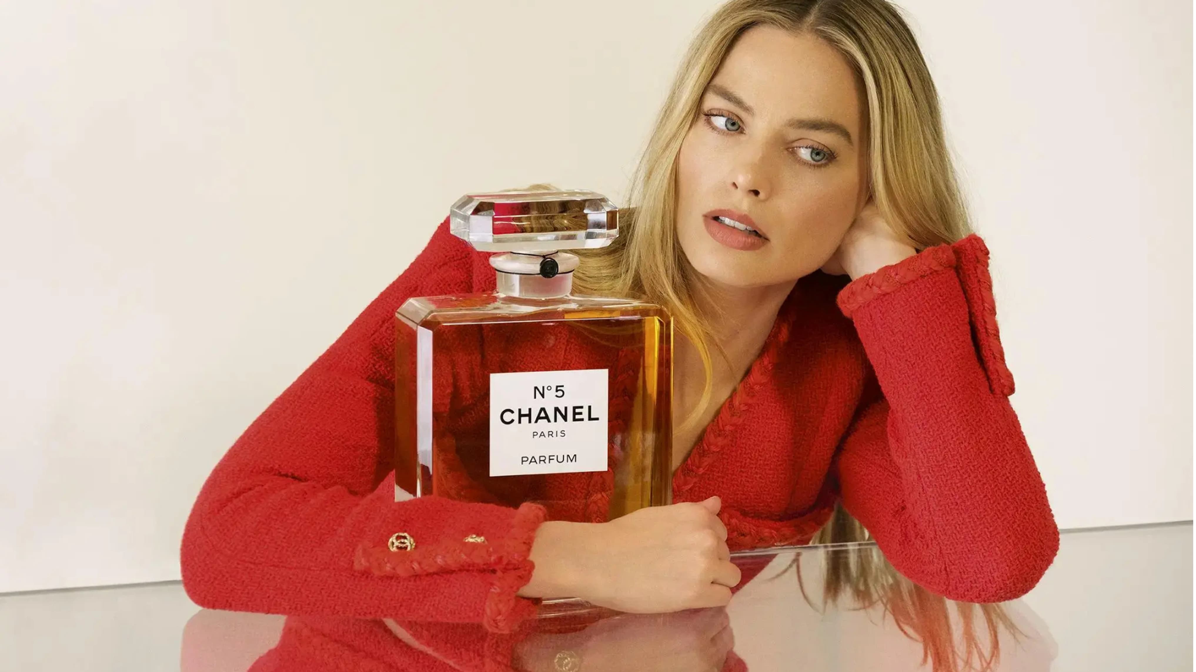 Californie et veste en tweed: Margot Robbie incarne le Chanel N°5 aux ...