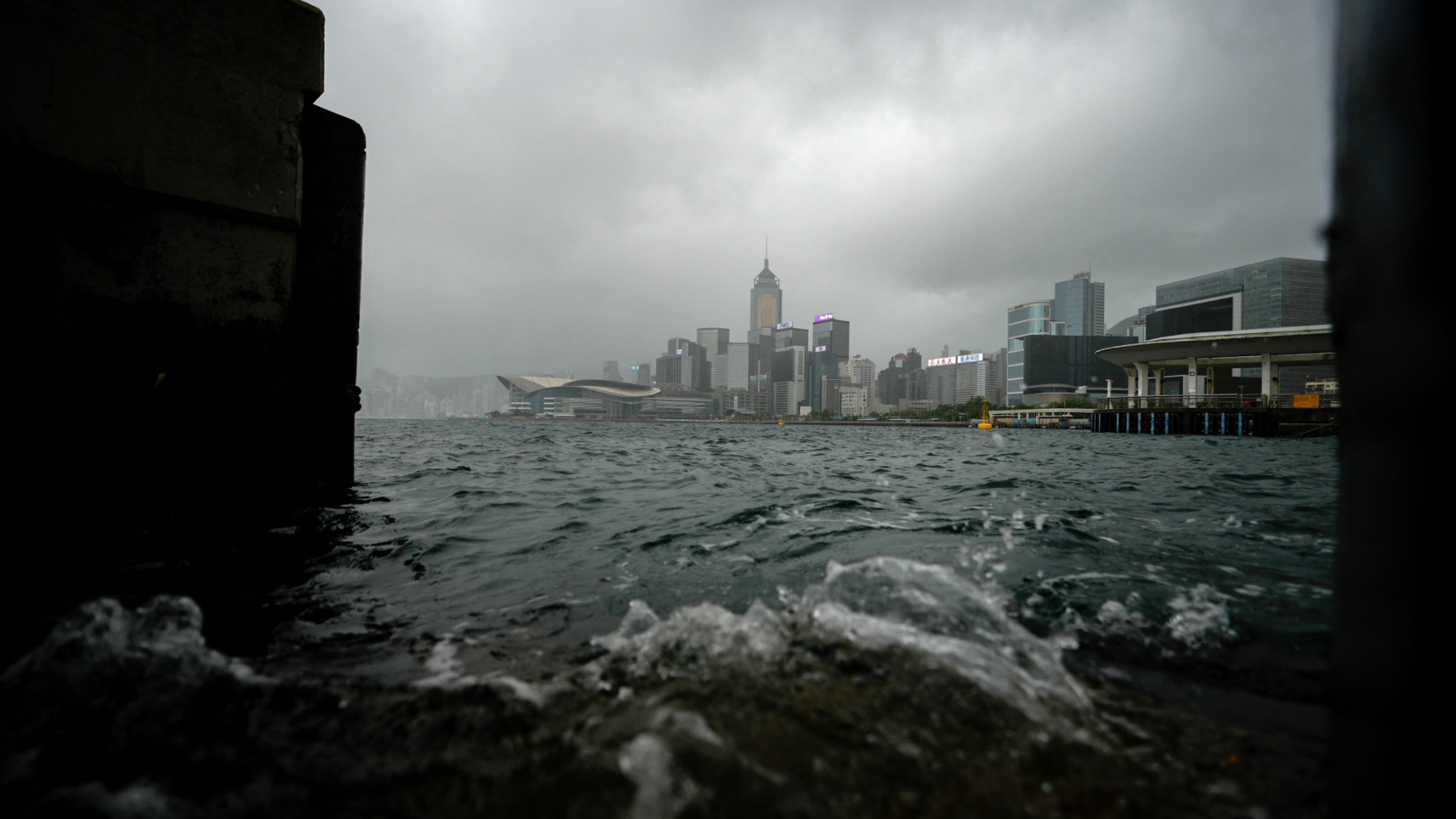 Typhon Whipha: les images de Hong Kong frappé par des vents puissants ...