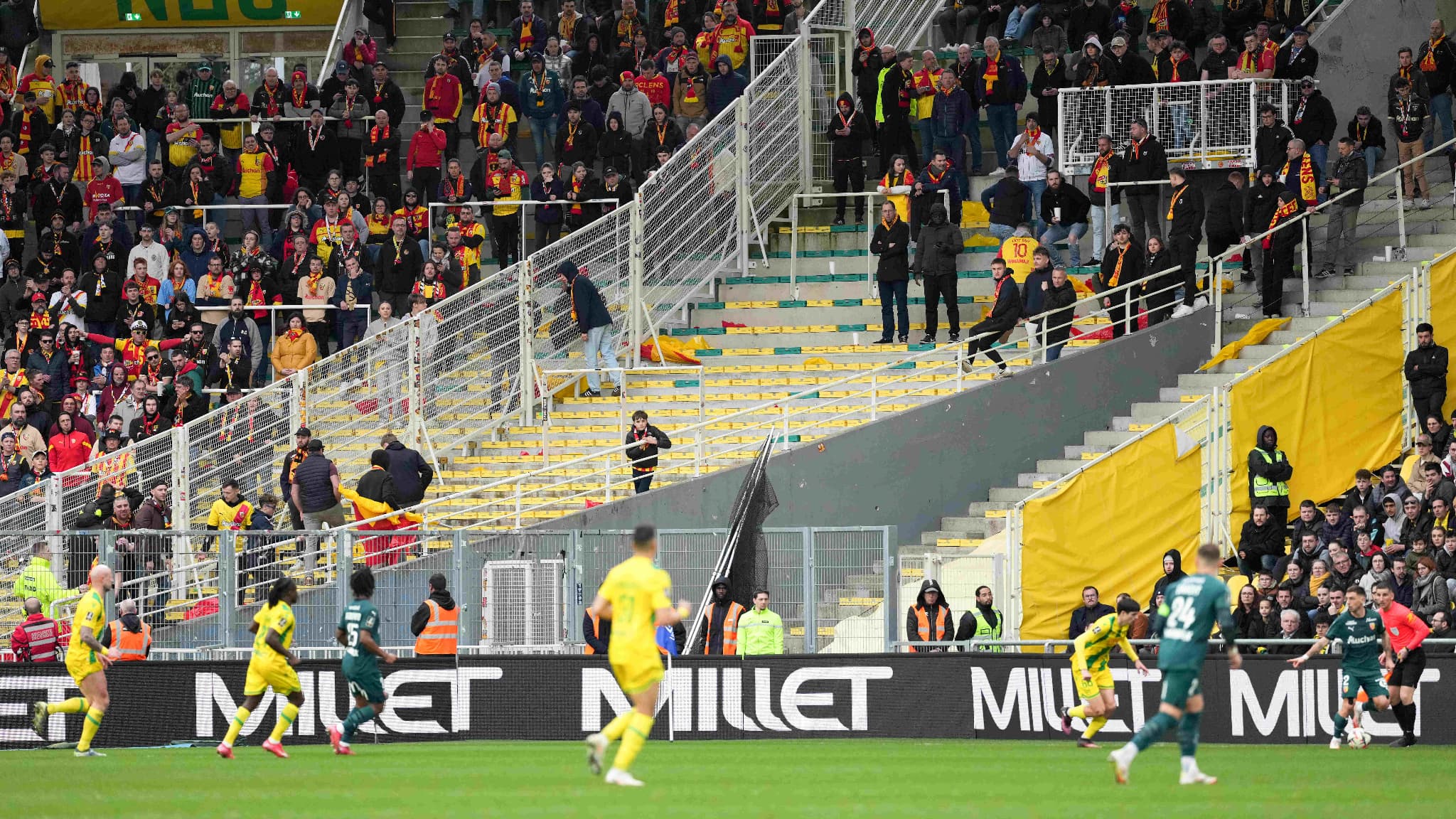 Nantes-Lens: "Gazer et matraquer des familles", les ultras lensois ...
