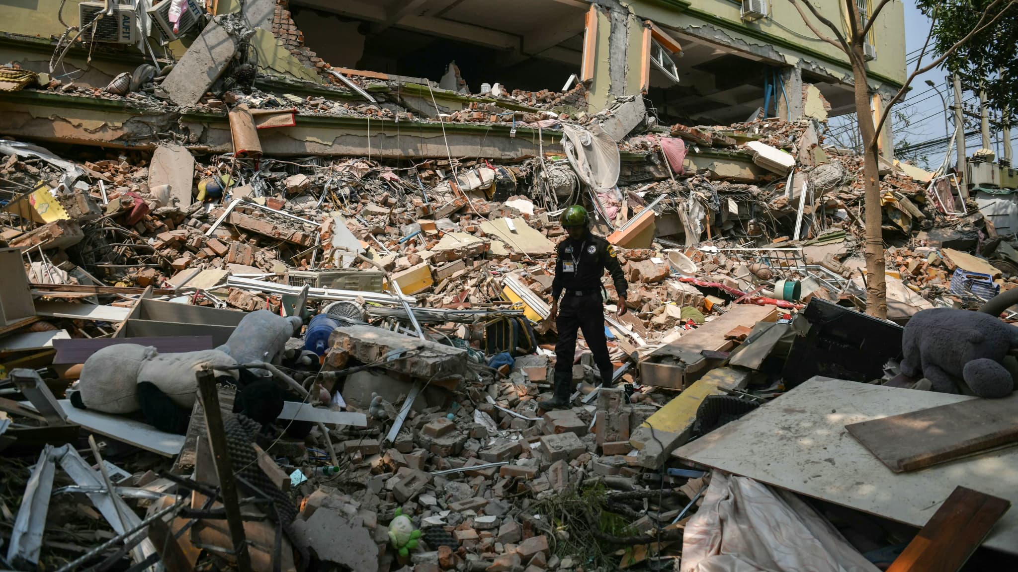 Séisme en Birmanie: au moins 9 morts dans un bâtiment détruit à Mandalay, plus de 90 personnes ...