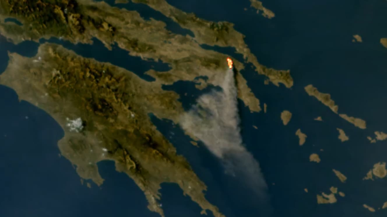 Incendies en Grèce: des images satellites montrent les feux visibles ...