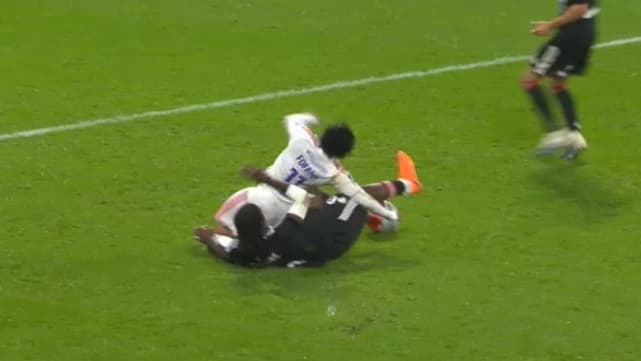 La terrible image de Lyon-Strasbourg: Malick Fofana lourdement blessé ...