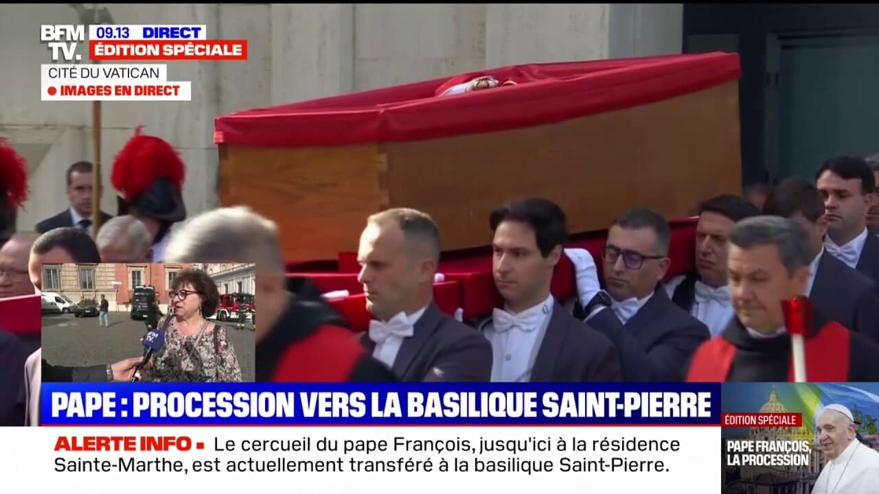 Mort du pape: début de la procession vers la basilique Saint-Pierre