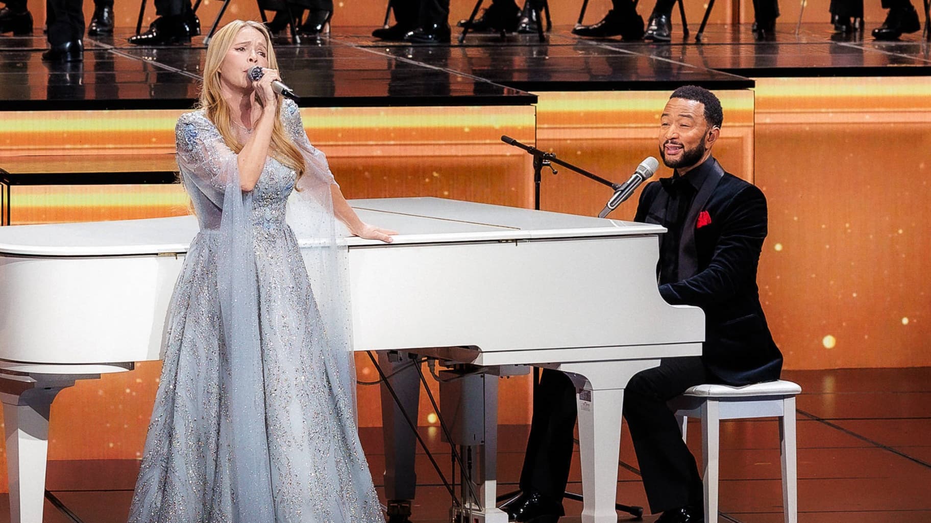 Hélène Rollès chante avec John Legend pour le Nouvel an chinois devant ...