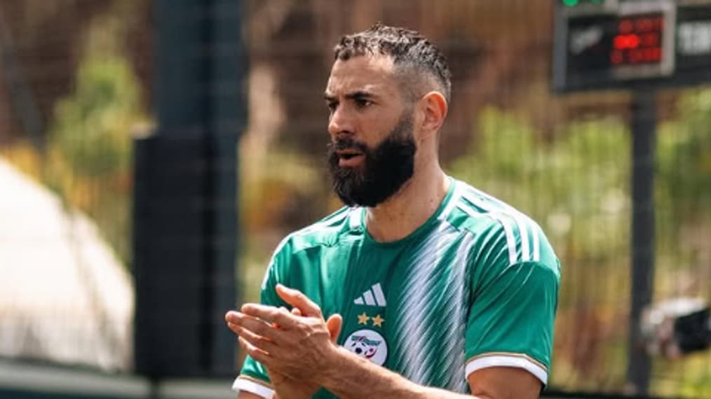 Quand Karim Benzema s'affiche avec le maillot de l'Algérie, offert par ...