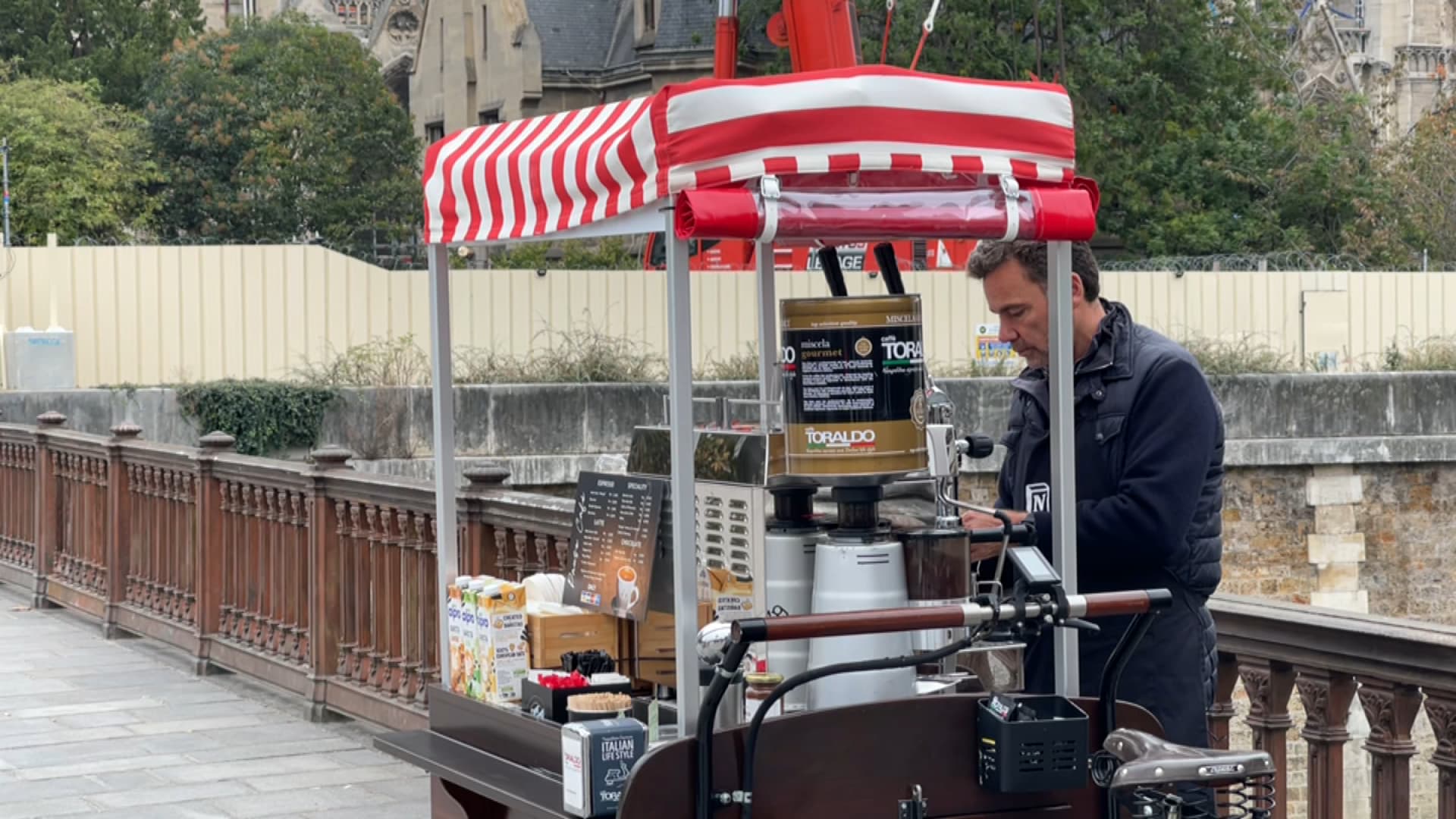 "À tout moment, on peut être dégagé": à Paris, ce vendeur ambulant se ...