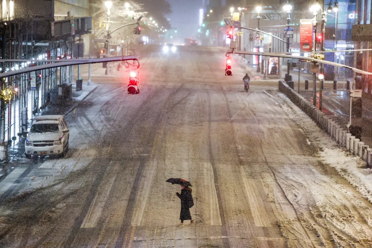 New York à l'arrêt en raison d'une impressionnante tempête de neige, la ...