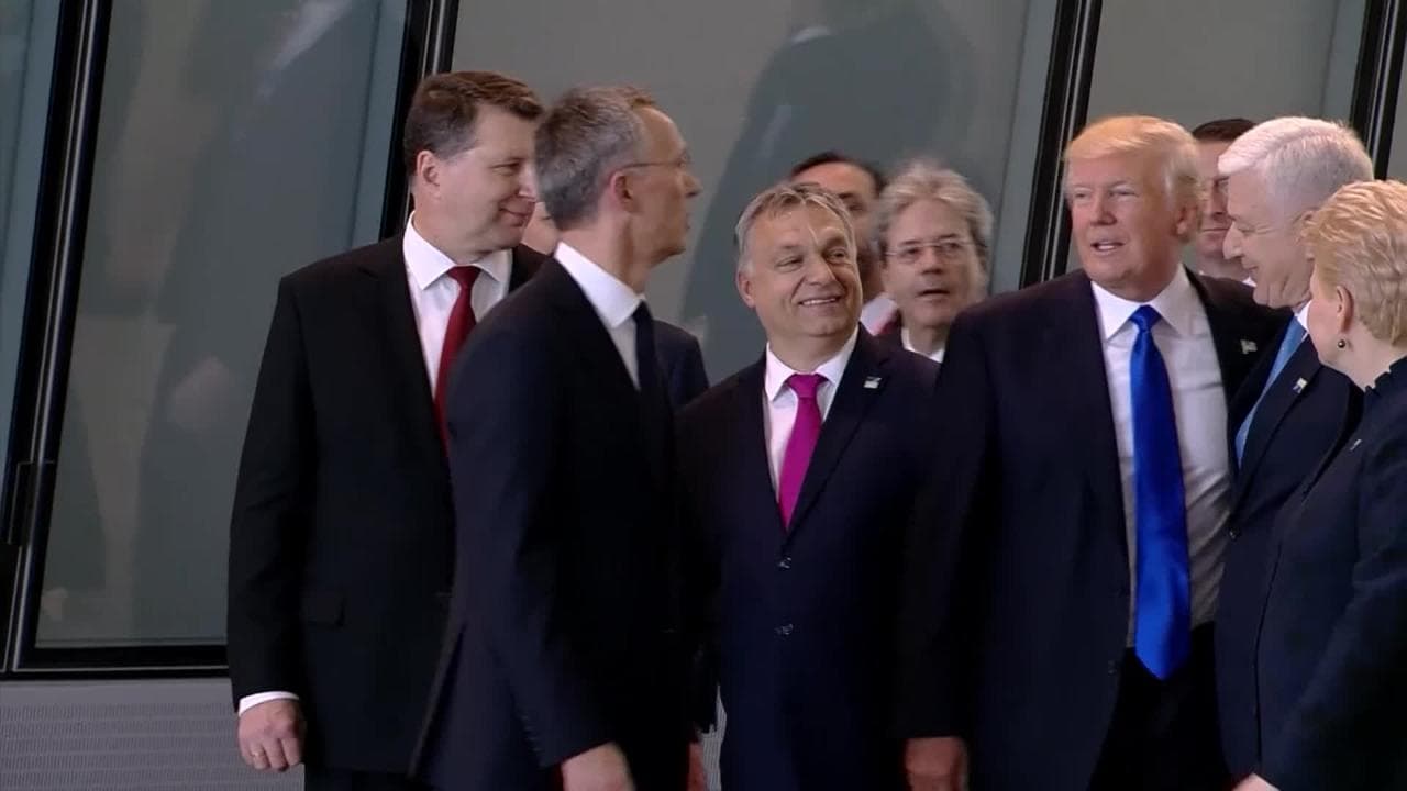 Ce moment où Trump pousse le Premier ministre du Monténégro pour lui ...