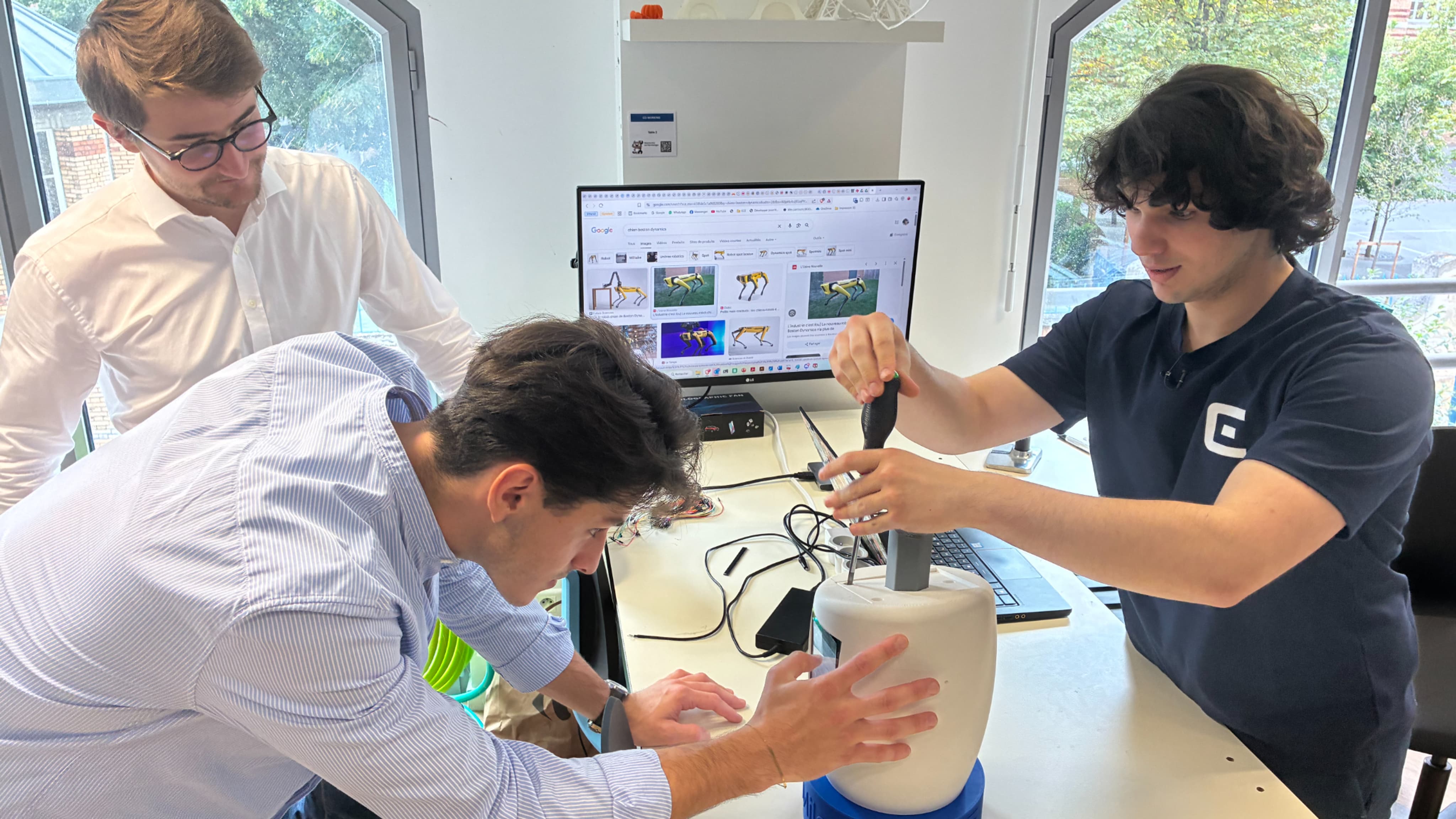 "Un petit robot mignon pour incarner les cours": Milo, première ...