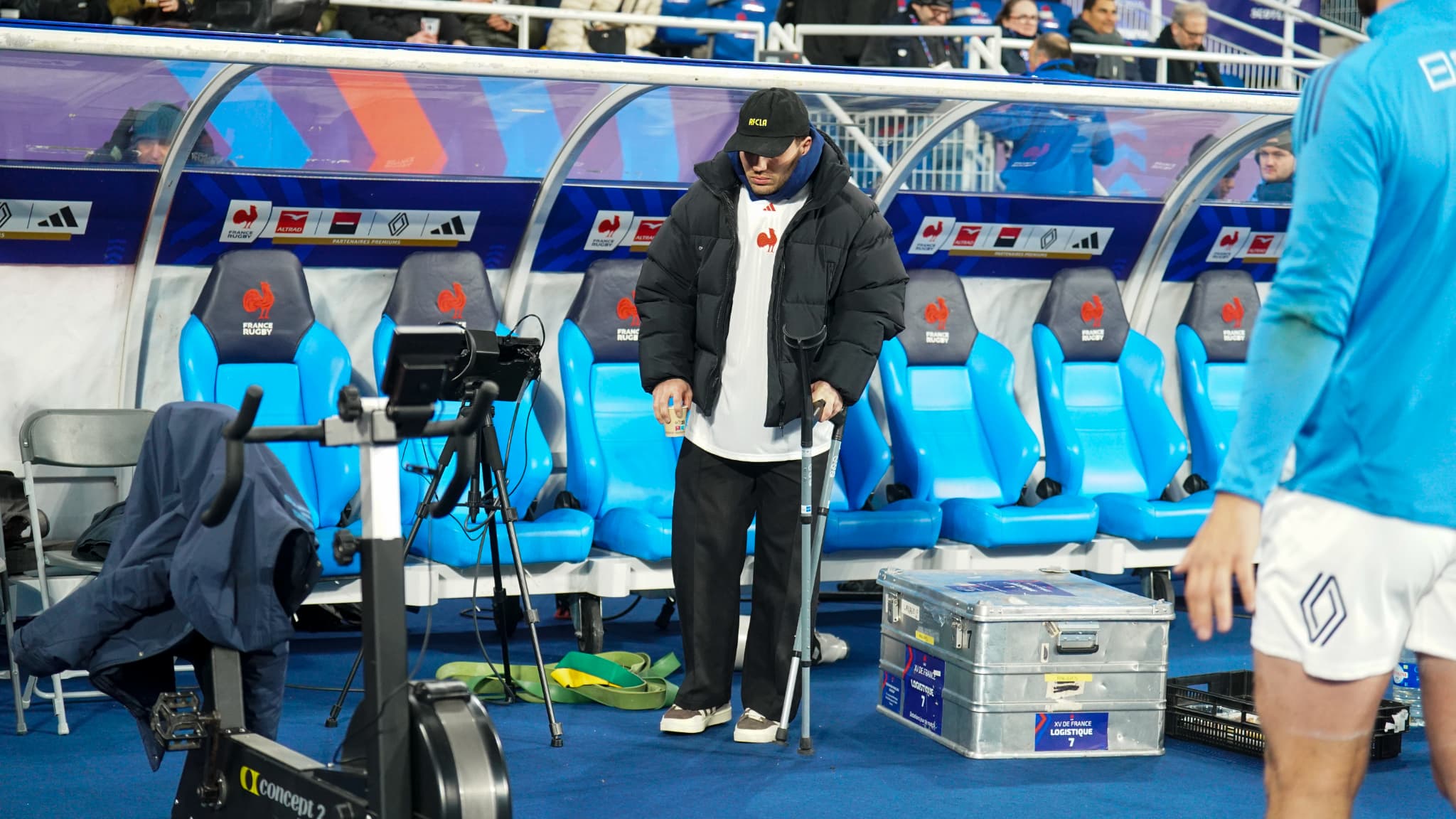 6 nations 2025: avec ses béquilles, Antoine Dupont est en tribunes pour ...