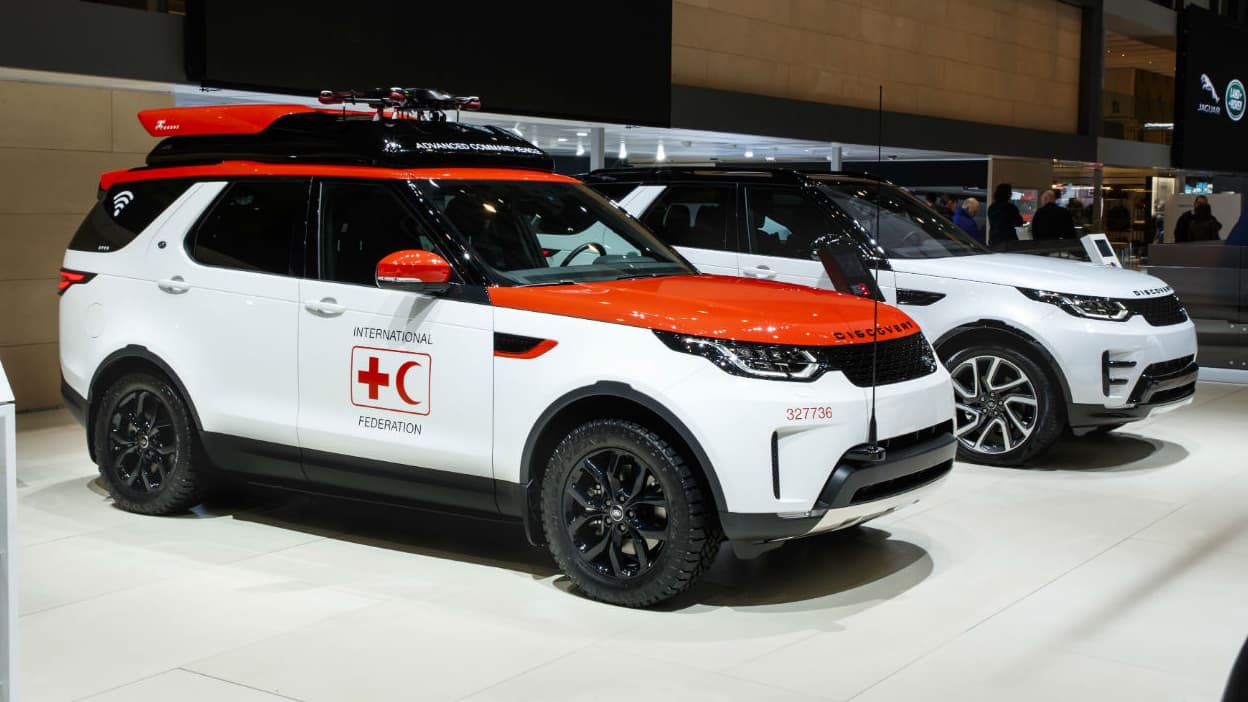 Un Land Rover équipé d'un drone pour le sauvetage en montagne