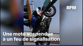 Canada: une moto reste suspendue à un feu de signalisation après un ...